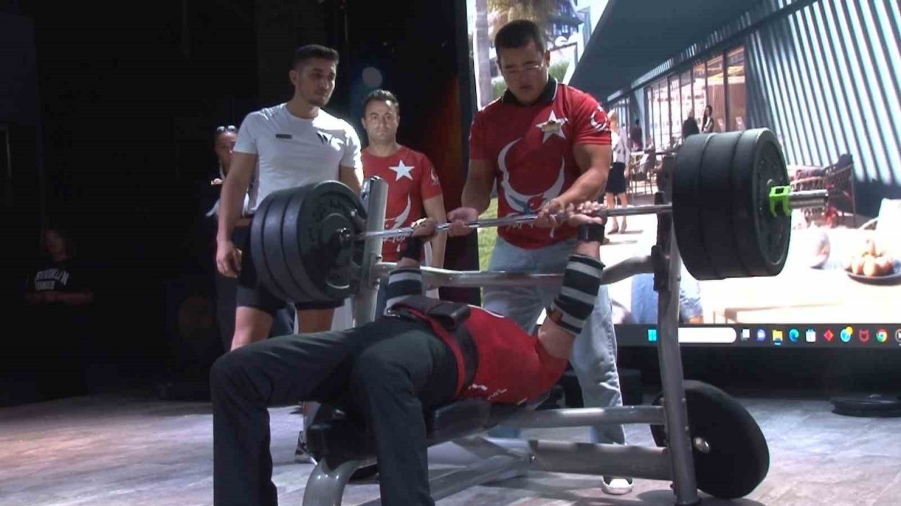 80 yaşındaki İngiliz eski asker 150 kilo kaldırarak şov yaptı