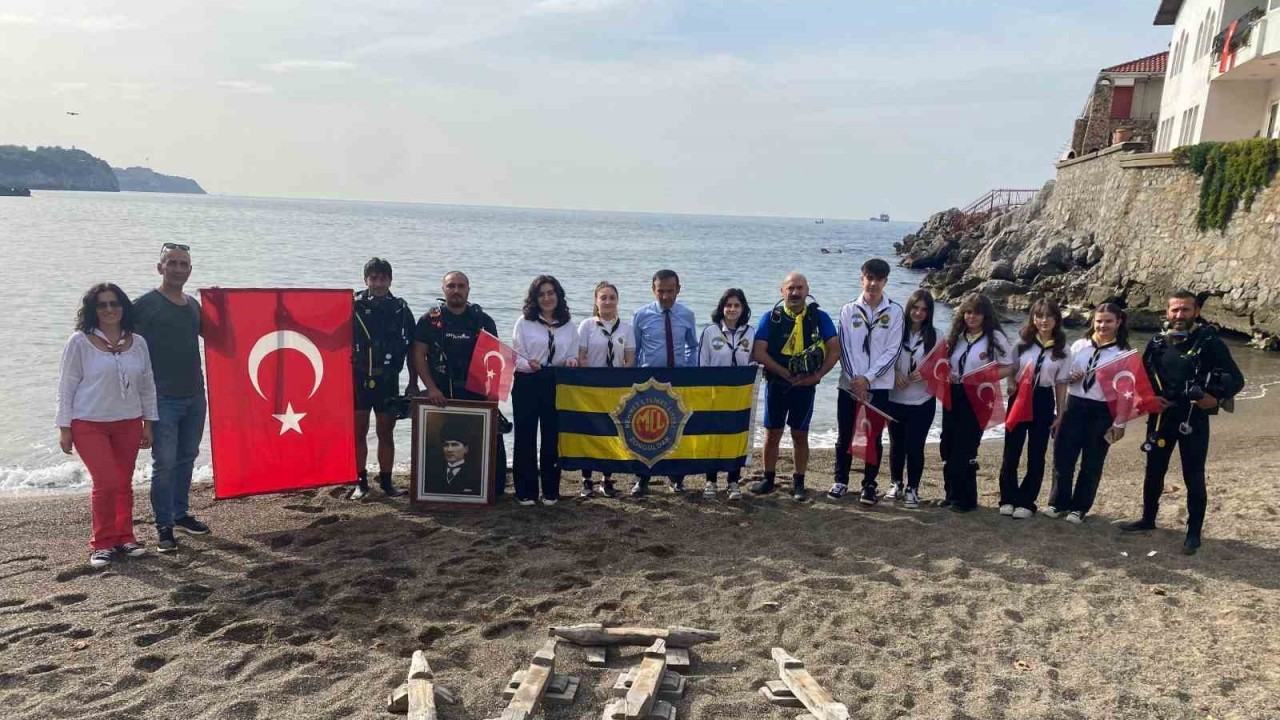 Cumhuriyet’in 100. yılında deniz altında bayrak açtılar